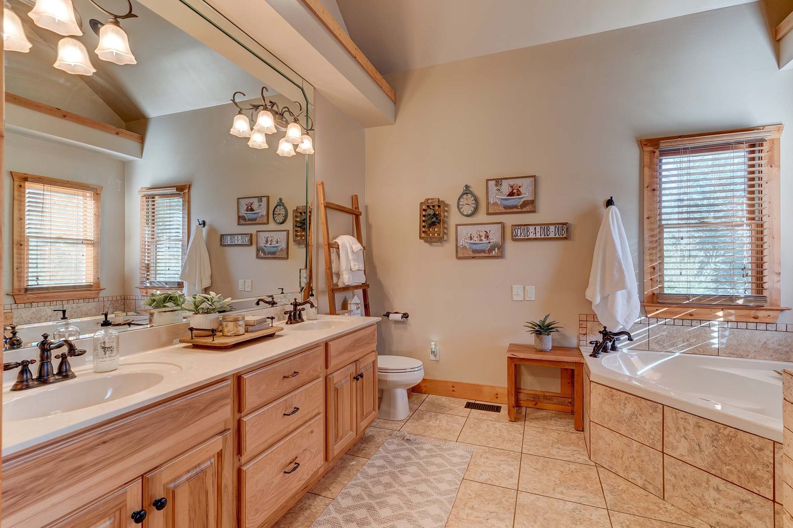 Gallery – Gone Squatchin Creekside Cabin